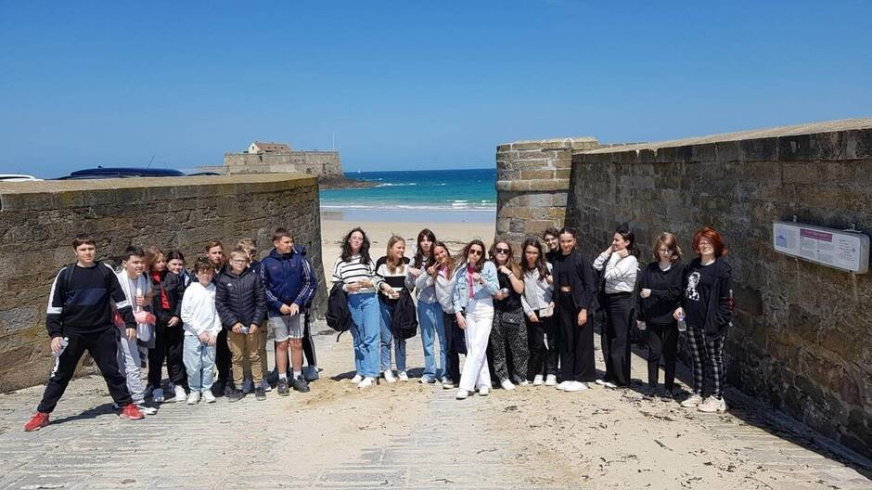 Une classe de collégiens a rencontré des auteurs - Collège Jean Monnet ...